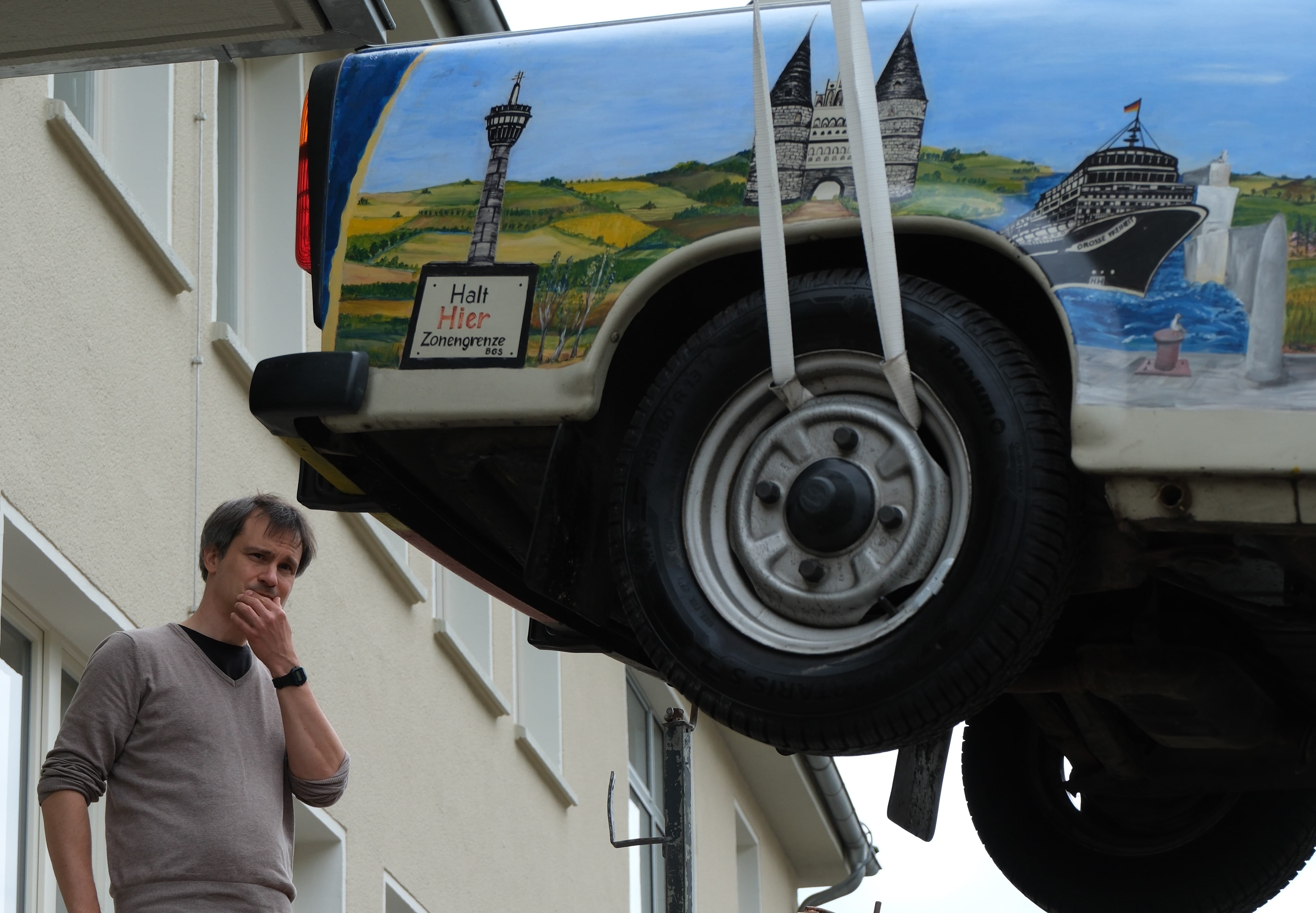 Der Geschäftsführer begrüßt unser größtes Exponat